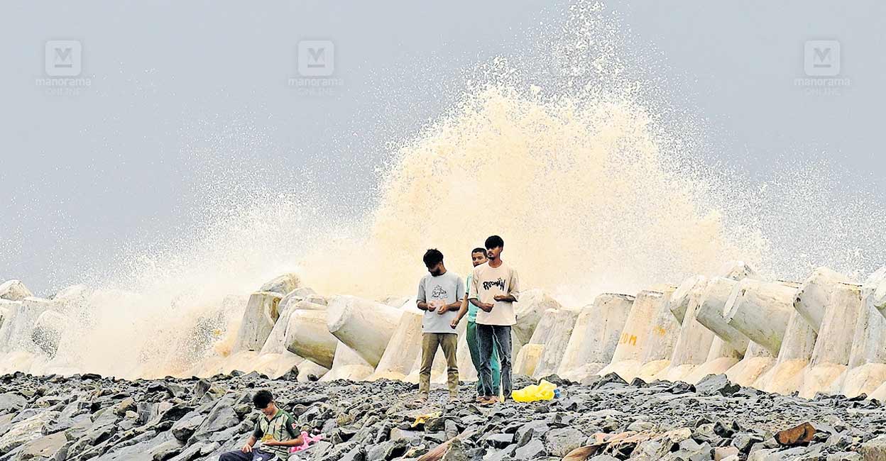 തകർത്തുപെയ്ത് മഴ; അതിതീവ്ര മഴ തുടരുമെന്ന് സൂചന | Kasaagod heavy rain ...