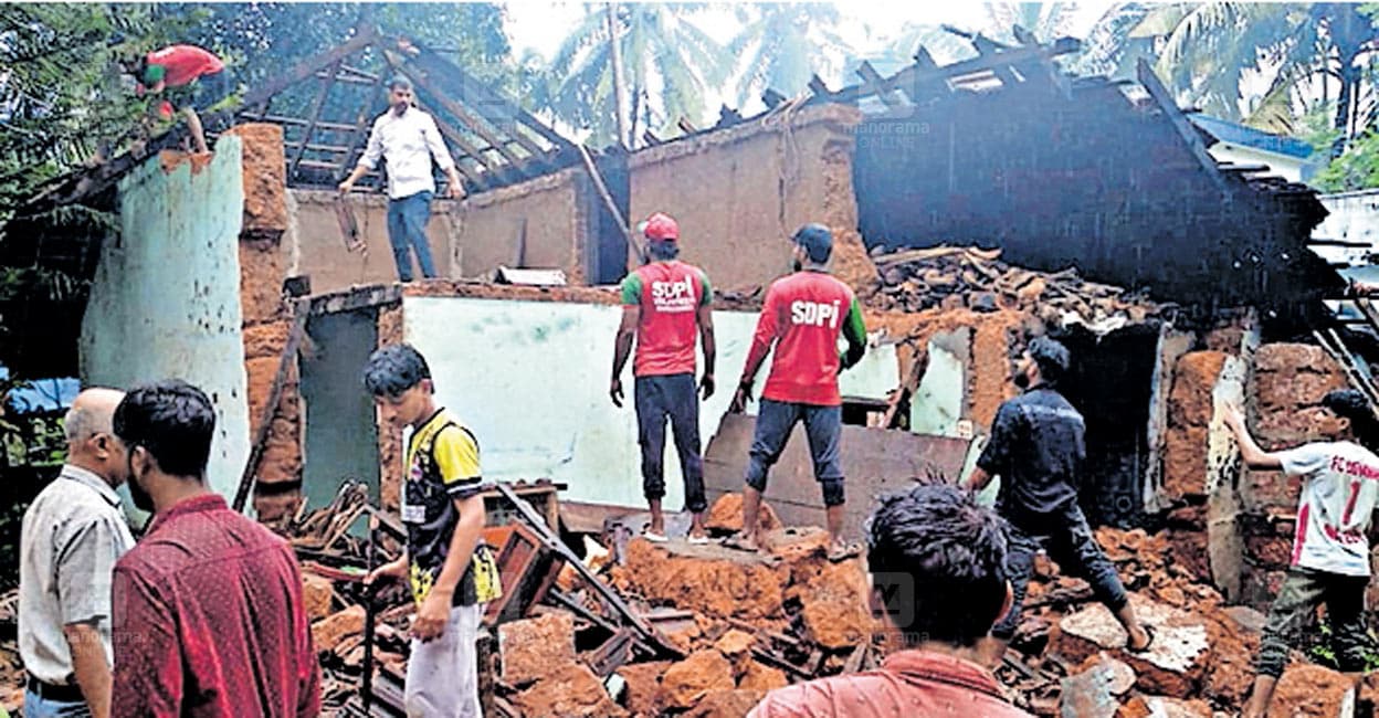 മഞ്ചേശ്വരത്ത് വീട് തകർന്നു; ഉമ്മയ്ക്കും 2 മക്കൾക്കും അദ്ഭുതരക്ഷ ...
