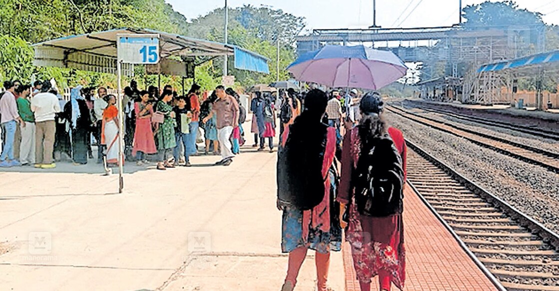 കുമ്പള റെയിൽവേ സ്റ്റേഷനിൽ മഴ നനഞ്ഞ് ട്രെയിൻ കയറണം | Kumbla railway ...