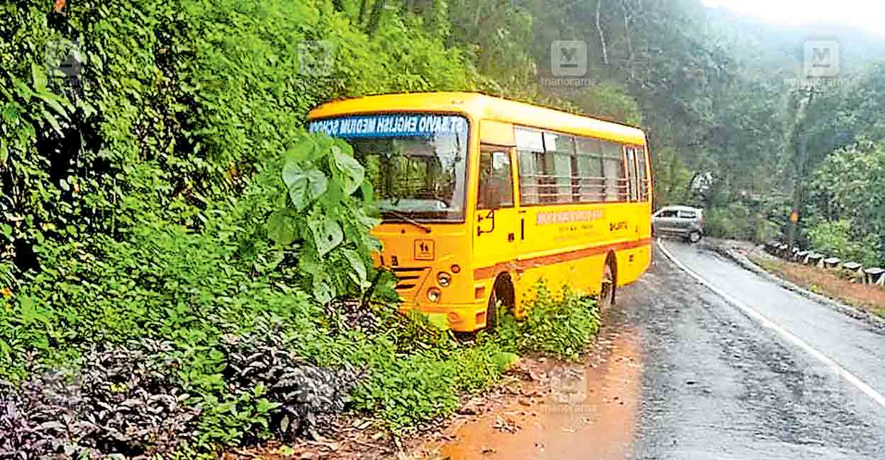 കാനകൾ അടഞ്ഞു; അപകടം പതിവ് | Malayora Highway | Vellarikundu | Road ...