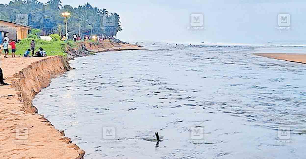 കടലേറ്റം രൂക്ഷം, ഗതിമാറി ചിത്താരിപ്പുഴ; പുഴയുടെ ഗതി മാറ്റാൻ മണൽച്ചാക്ക് വിരിക്കും | കാഞ്ഞങ്ങാട് ...