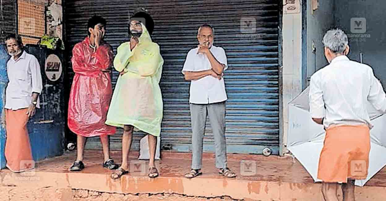 ബസ് കാത്തിരിപ്പ് കേന്ദ്രമില്ല; പെർമുദെ ജംക്‌ഷനിൽ ദുരിതം | Permude | bus ...
