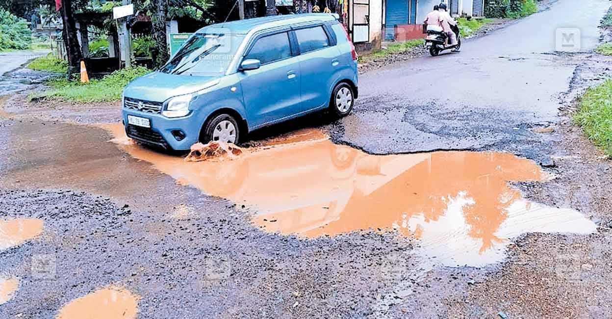 കാലിക്കടവ്–കുറുഞ്ചേരി റോഡ് തകർന്നു; ഗതാഗതം ദുരിതത്തിൽ | Bheemanady ...
