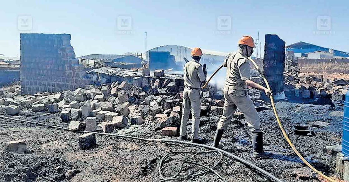 പടക്കനിർമാണ ശാലയിൽ പൊട്ടിത്തെറി; കെട്ടിടം തകർന്നു | Kerala Firecrackers ...