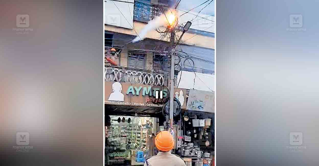 വൈദ്യുതത്തൂണിൽ തീപിടിത്തം; കാസർകോട് നഗരത്തിൽ വൈദ്യുതി മുടങ്ങി ...