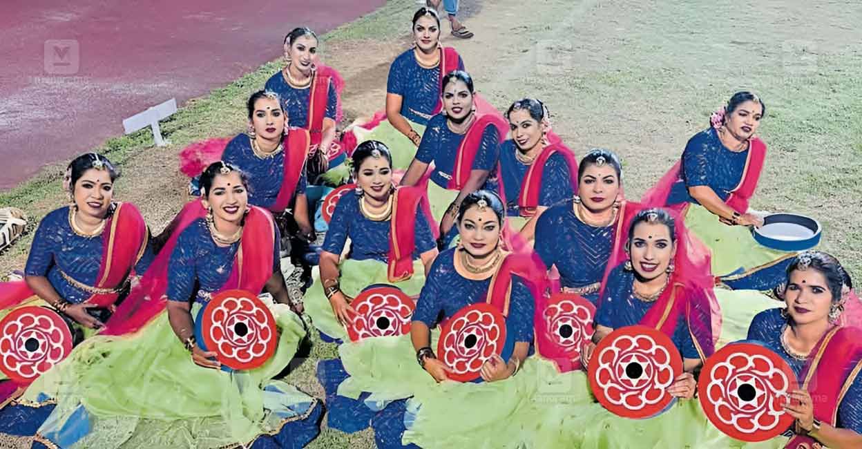 ഇവർ നർത്തകിമാരല്ല, പൊലീസുകാർ; ഗുജറാത്തി ഡാൻസ് അവതരിപ്പിച്ച് കയ്യടി നേടി ...