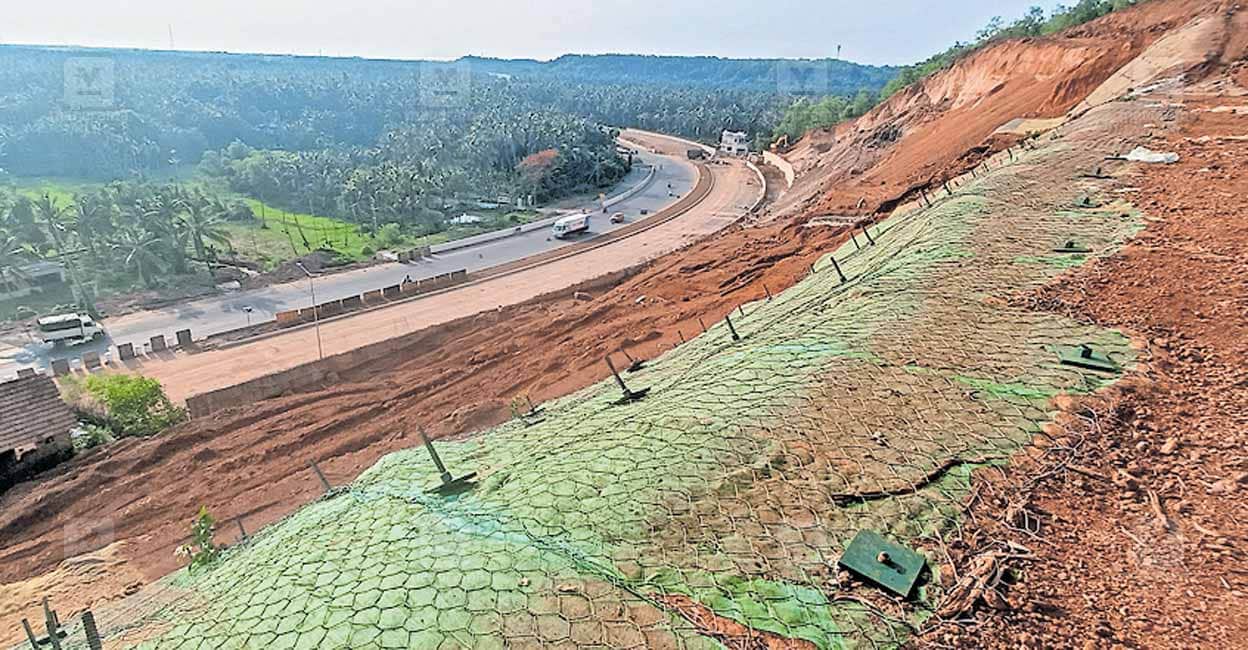 ദേശീയപാതയ്ക്കു വേണ്ടി അശാസ്ത്രീയമായി മണ്ണ് എടുത്തു; മണ്ണിടിച്ചിൽ തടയാ ...