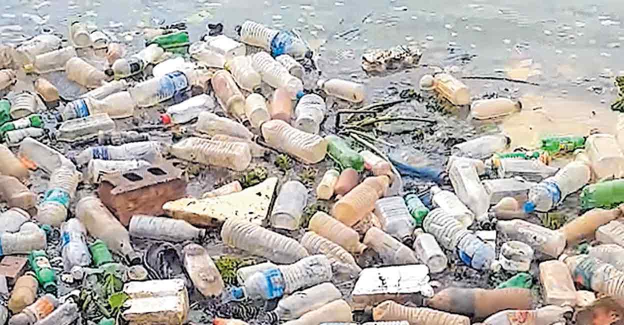 മുഖ്യമന്ത്രിയുടെ ഓഫിസിൽ നിന്നു നിർദേശം; കായലോരത്ത് അടിഞ്ഞ പ്ലാസ്റ്റിക് ...