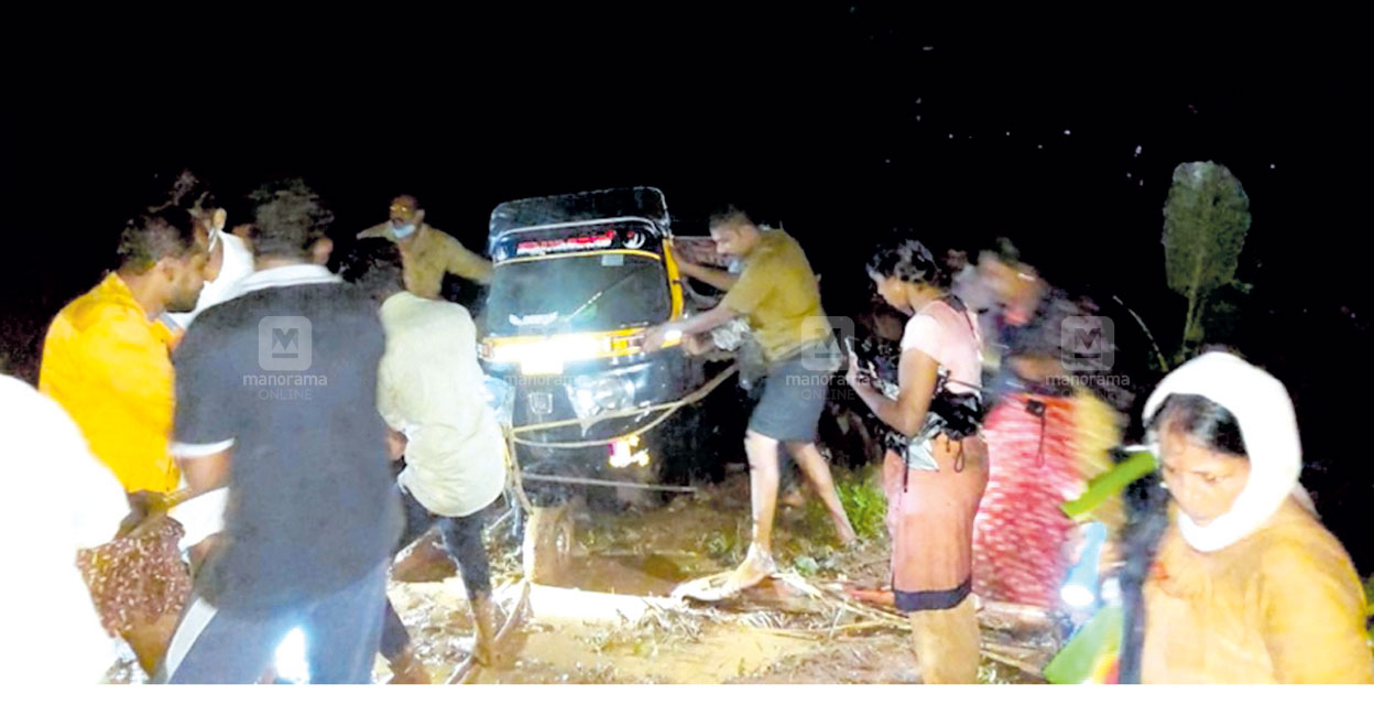 മുന്നിൽ കാണുന്നത് കുത്തിയൊലിച്ചു വരുന്ന മലവെള്ളം; പ്രാണരക്ഷാർഥം എടുത്തു ...