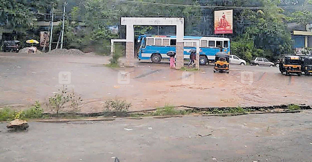 ബസിനും വേണ്ടാതെ സ്റ്റാൻഡ്; നിർമിക്കാൻ ചെലവഴിച്ചത് ലക്ഷങ്ങൾ