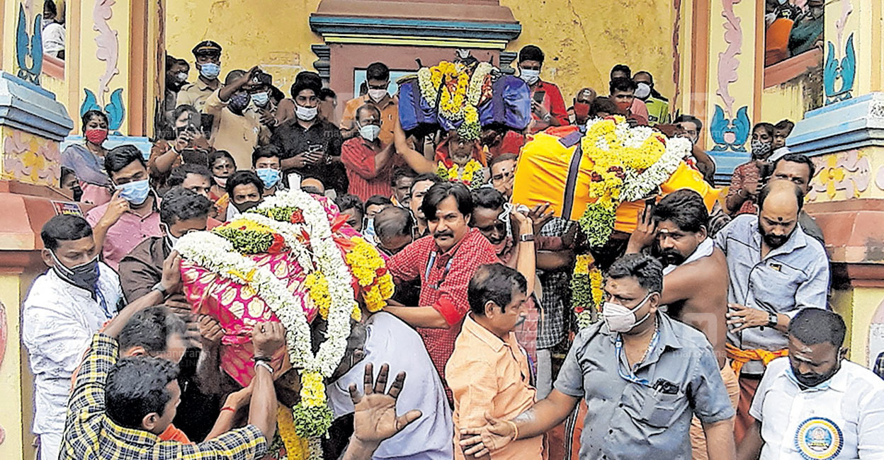 ദർശനപുണ്യമായി തിരുവാഭരണ ഘോഷയാത്ര