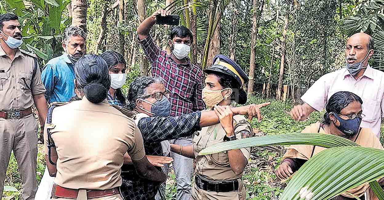 ‘ഞങ്ങളെ വെടിവച്ചു കൊന്ന ശേഷം കിടപ്പാടവും ഭൂമിയും ഏറ്റെടുക്കൂ'; അറസ്റ്റ് ...