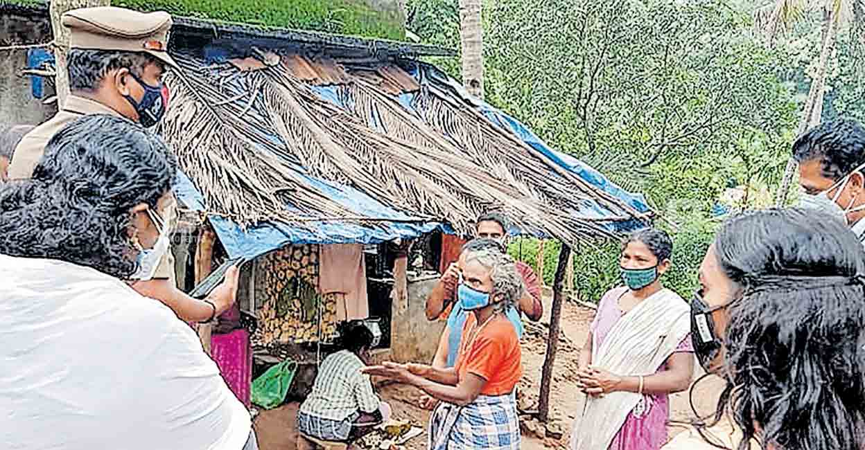 ചോർന്നൊലിക്കുന്ന കുടിൽ, കൂണുകൾ വേവിച്ചു കഴിച്ചു ജീവിതം; കാടിനുള്ളിൽ അവ ...