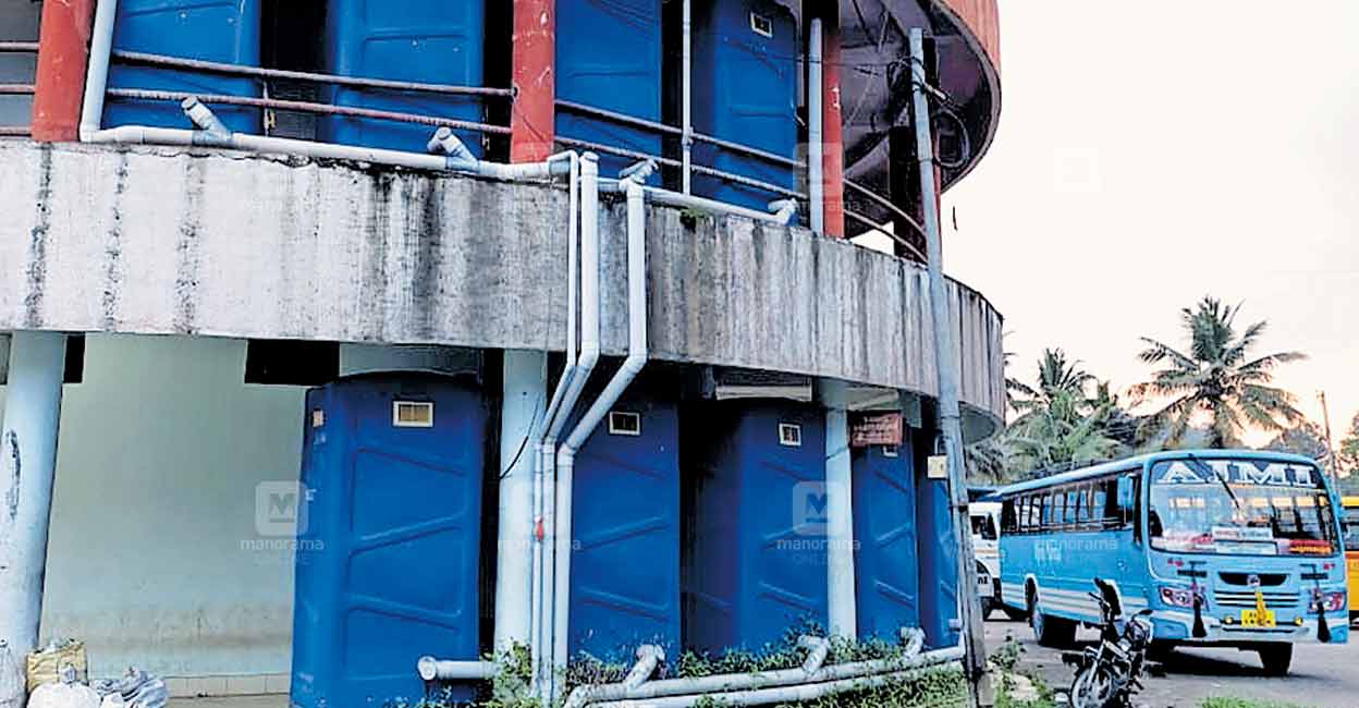 പുനലൂർ നഗരസഭ സ്ഥാപിച്ച ഇ ശുചിമുറികൾ തുറന്നില്ല; ആ ‘ശങ്ക’യോടെ ജനം