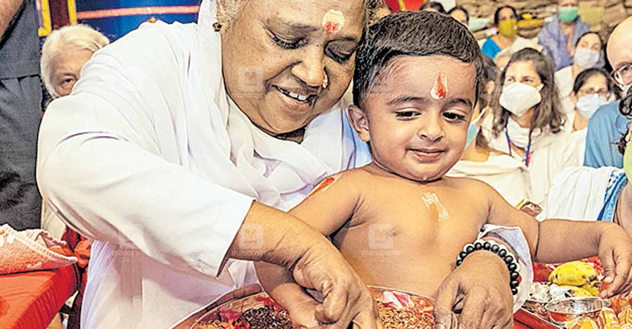 അമൃതപുരിയിൽ വിജയദശമി ആഘോഷം | Vidyarambham | വിദ്യാരംഭം | Navaratri ...