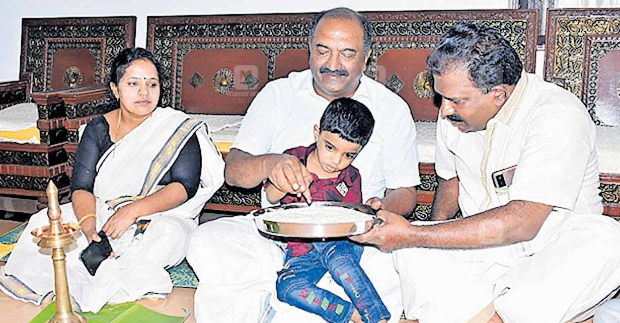 ആദ്യാക്ഷരം കുറിച്ച് ആയിരങ്ങൾ | Vidyarambham | വിദ്യാരംഭം | Navaratri ...