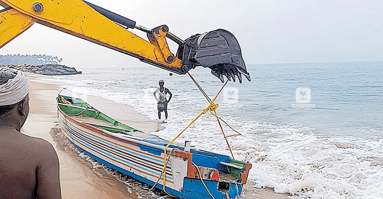 തിരയിൽ തീരം ഇടിഞ്ഞു, വള്ളം മണ്ണിൽ പുതഞ്ഞു; ഏകദേശം 5 ലക്ഷം രൂപയോളം നഷ്ടം