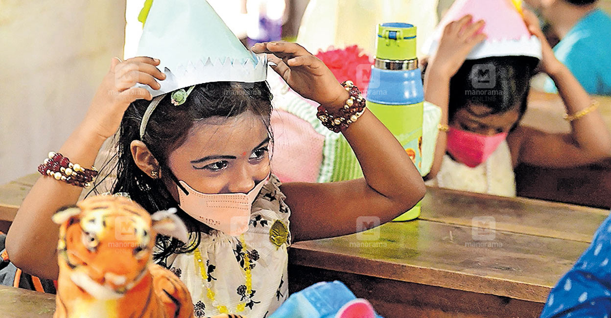 മാസ്കിനു മറയ്ക്കാൻ കഴിഞ്ഞില്ല; കു‍ഞ്ഞുമുഖങ്ങളിൽ പാൽപുഞ്ചിരി വിരിഞ്ഞു ...