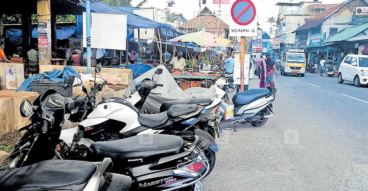 പാർക്കിങ്ങിന് ഇടമില്ല; പരവൂരിൽ ഗതാഗതക്കുരുക്ക്