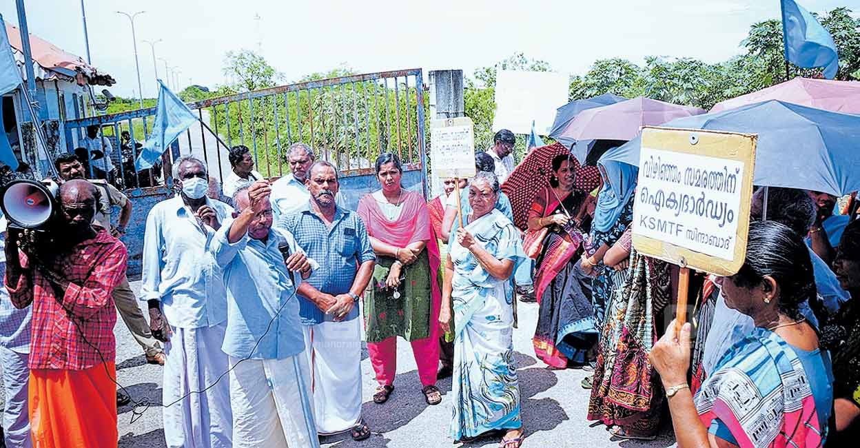വിഴിഞ്ഞം സമരത്തിന് ഐക്യദാർഢ്യം; മത്സ്യത്തൊഴിലാളികൾ മാർച്ച് നടത്തി