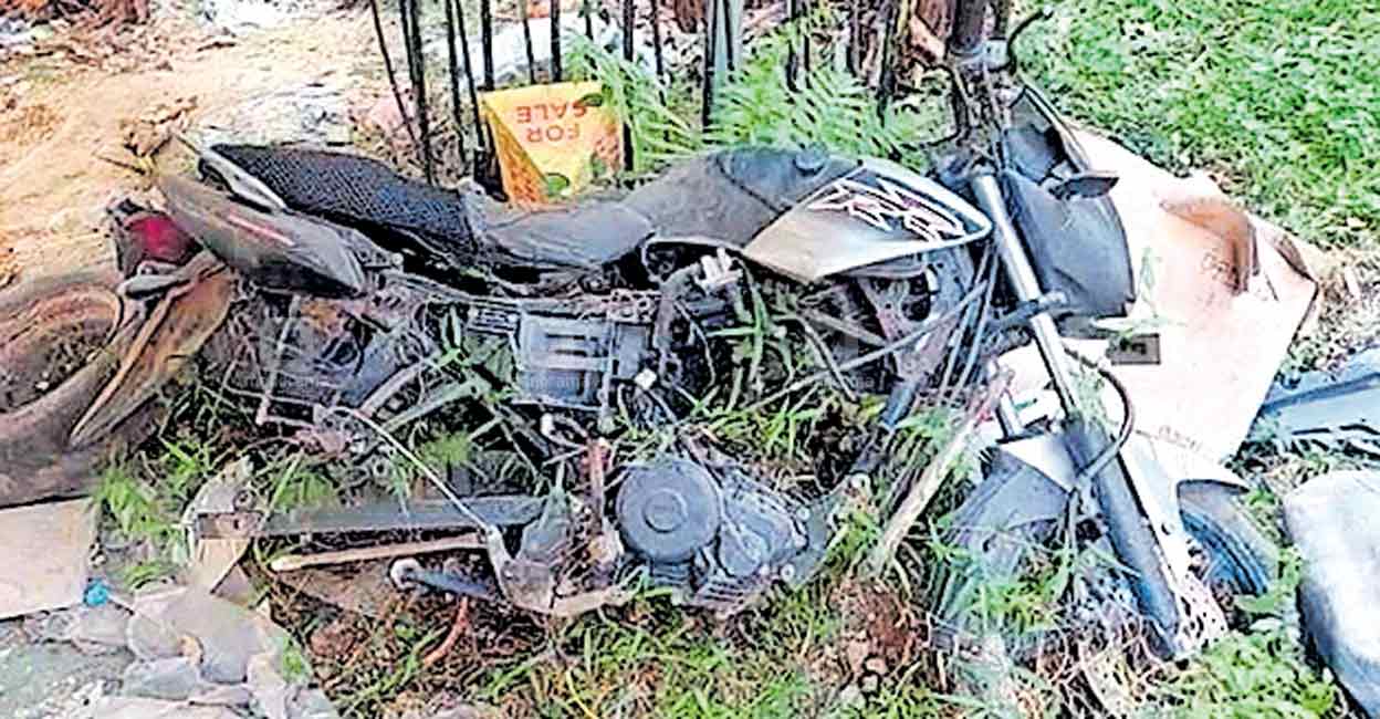 സ്കൂട്ടറിൽ ഹെൽമറ്റ് ഇല്ലാതെ യാത്ര ചെയ്തെന്ന് കുറ്റം; നശിച്ച ബൈക്കിന്റെ ...
