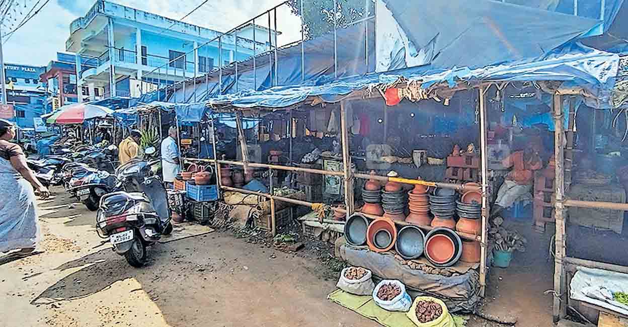നവീകരണം വൈകുന്നു; പരവൂർ മാർക്കറ്റിൽ ദുരിതം