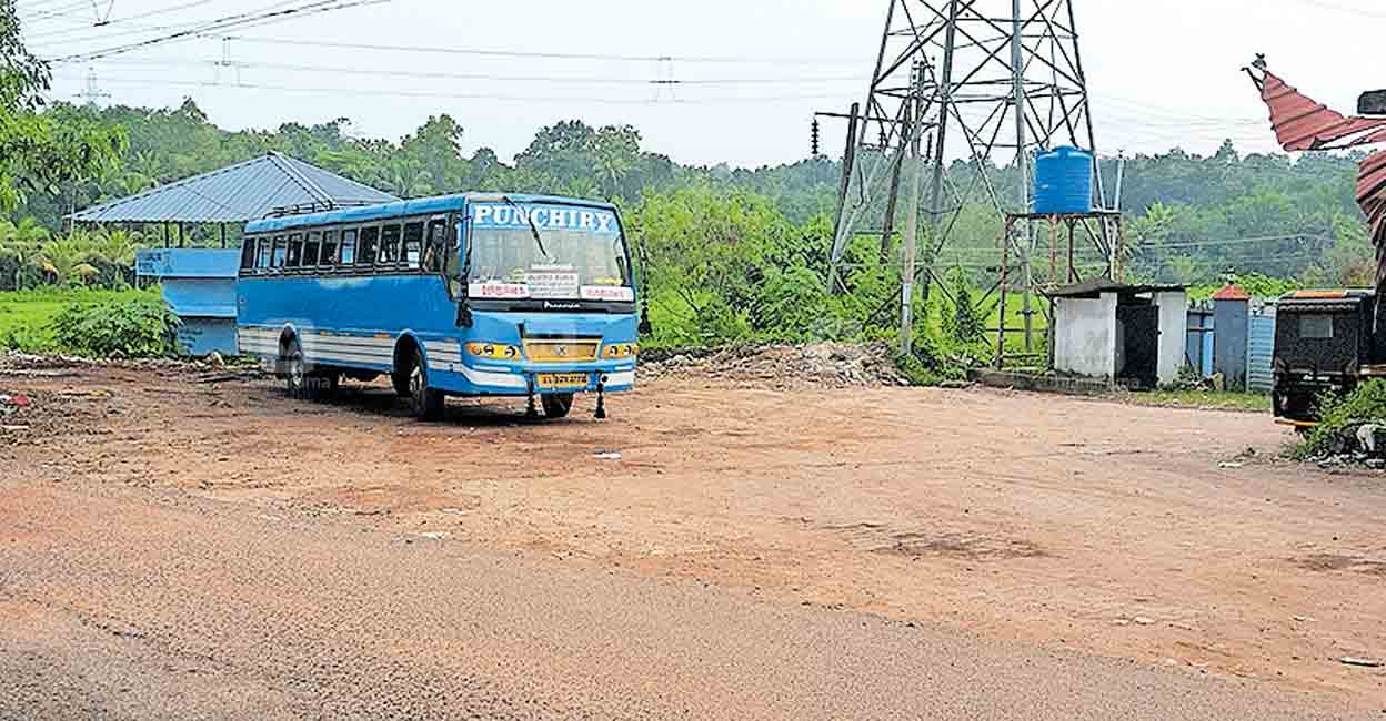 പരിമിതികളിൽ ബുദ്ധിമുട്ടി ഇളമ്പള്ളൂർ സ്റ്റാൻഡ്