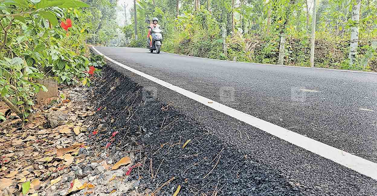 കാലൊന്നു തെറ്റിയാൽ കുഴിയിൽ വീഴും; അശാസ്ത്രീയ റോഡ് നിർമാണം: അപകടഭീതിയി ...