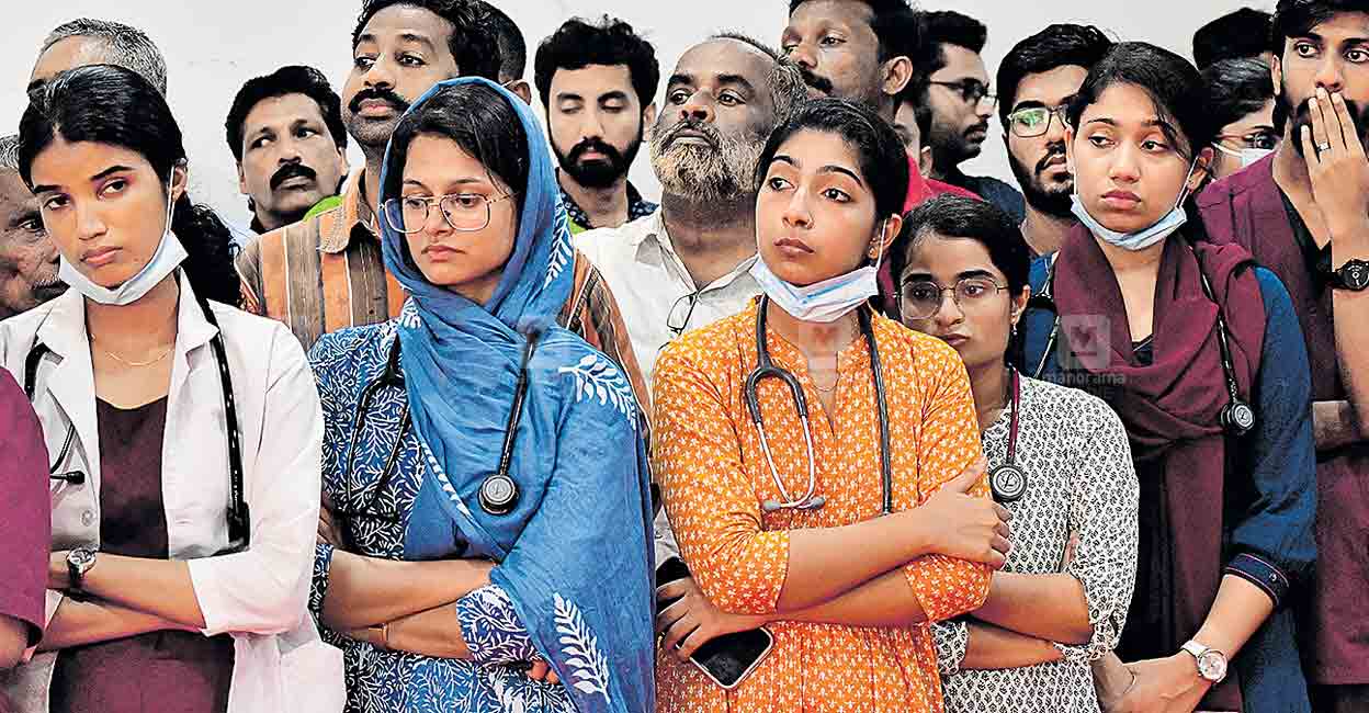 വിങ്ങലോടെ ജനസാഗരം ഒഴുകിയെത്തി, കൊട്ടാരക്കര താലൂക്ക് ആശുപത്രിയിലേക്ക്.. | Vandana Murder Case In ...