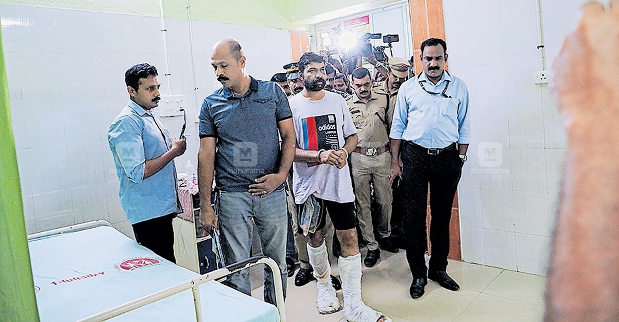 ഇരുകാലുകളിലും ബാൻഡേജ്, മൂത്ര തടസ്സം കാരണം യൂറിൻ ബാഗും, വൻ പൊലീസ് സന്നാഹത്തിൽ തെളിവെടുപ്പ് ...