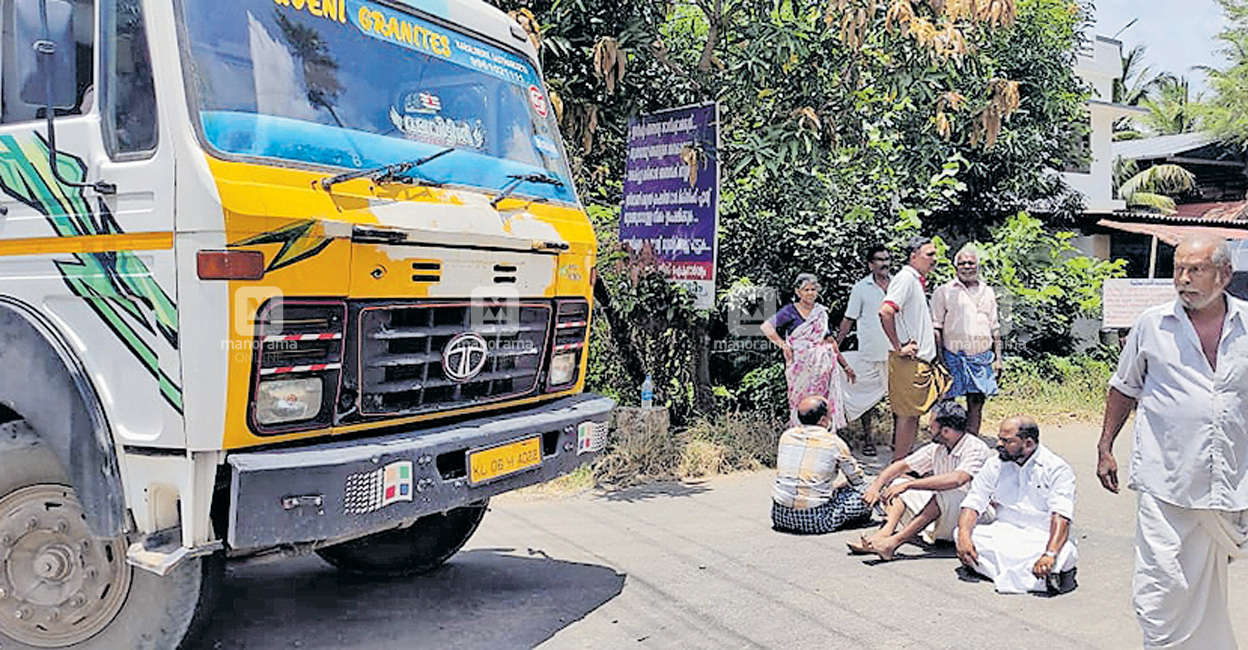 തകർന്ന പാലത്തിലൂടെ അമിതഭാരവുമായി സർവീസ്; വാഹനം തടഞ്ഞ് ജനം