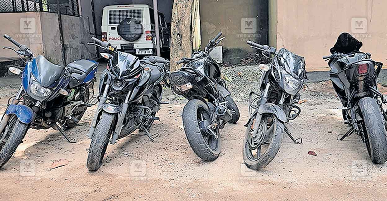 പരിശോധന: നമ്പർ പ്ലേറ്റ് ഇല്ലാത്ത 61 വാഹനങ്ങൾ പിടിയിൽ | Kollam | Kerala ...