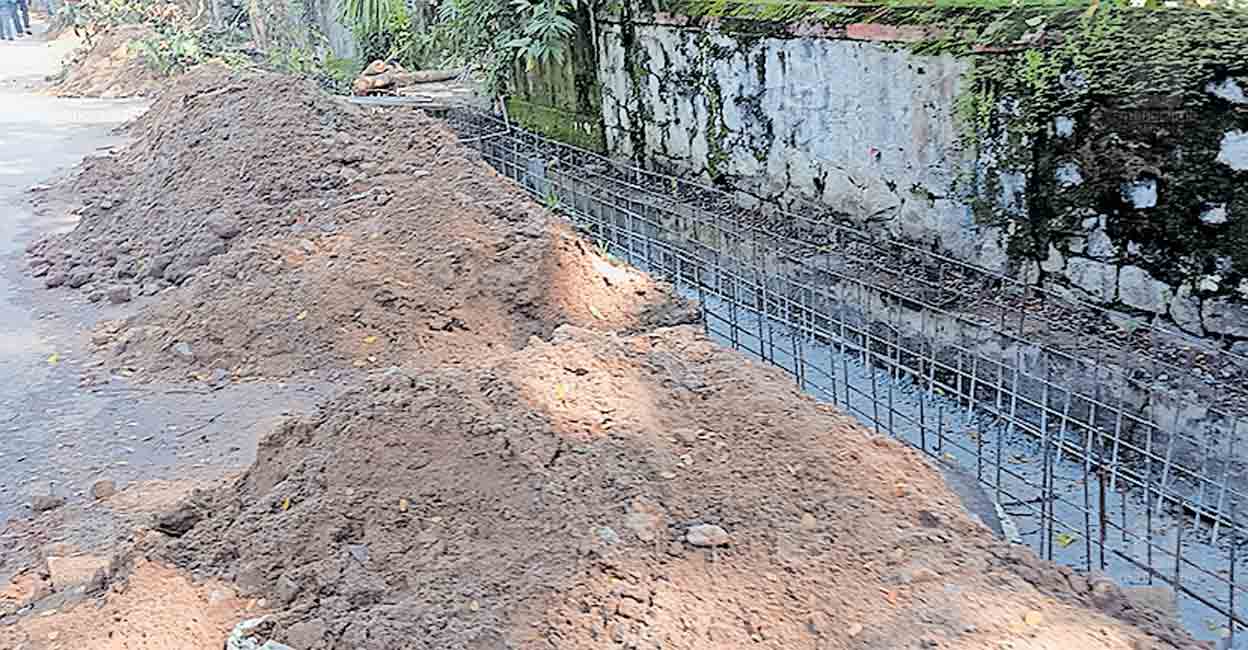 വഴി കുരുക്കി ഓട നിർമാണം; അശാസ്ത്രീയമെന്നു പരാതി | Kollam | Mayyanad ...