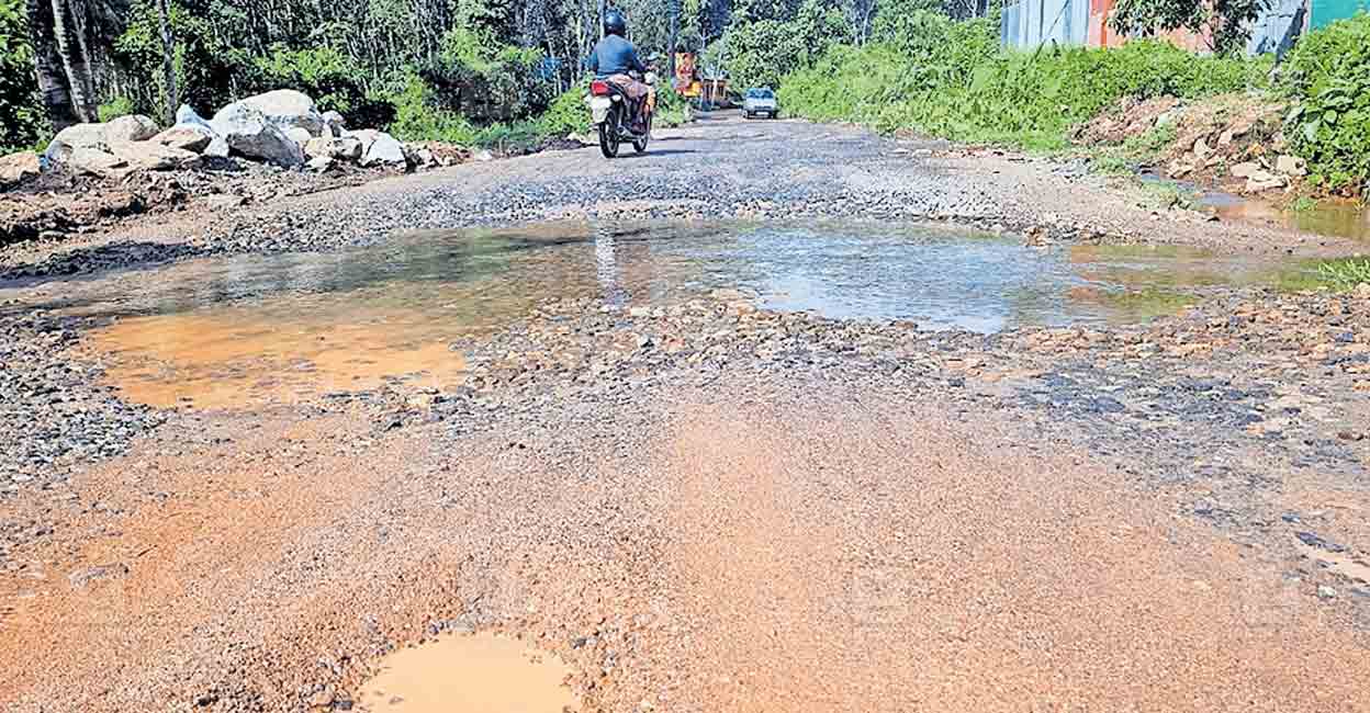 ‘നടന്നു പോകാനെങ്കിലും റോഡ് ശരിയാക്കി തരുമോ?’: റോഡ് പൊളിച്ചിട്ട് രണ്ടു വ ...