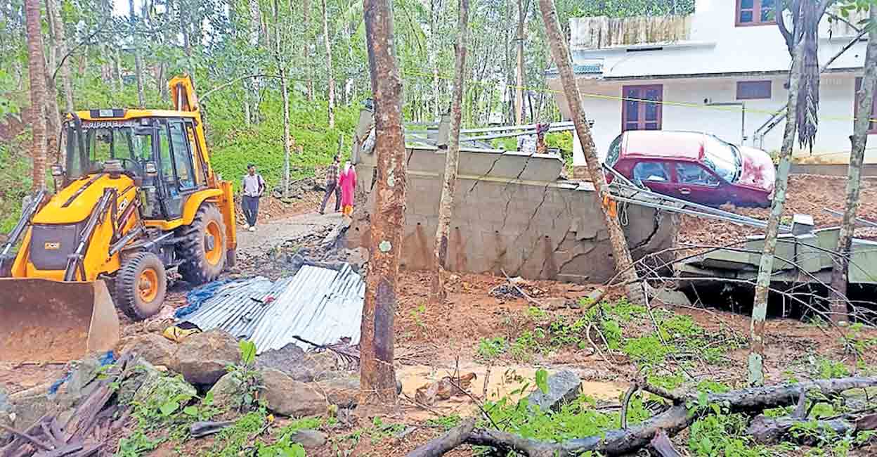 ശക്തമായ മഴ: ചിതറയിൽ വൻ നാശം; പല ഭാഗത്തും മണ്ണിടിച്ചിൽ ഭീഷണി | Kerala ...