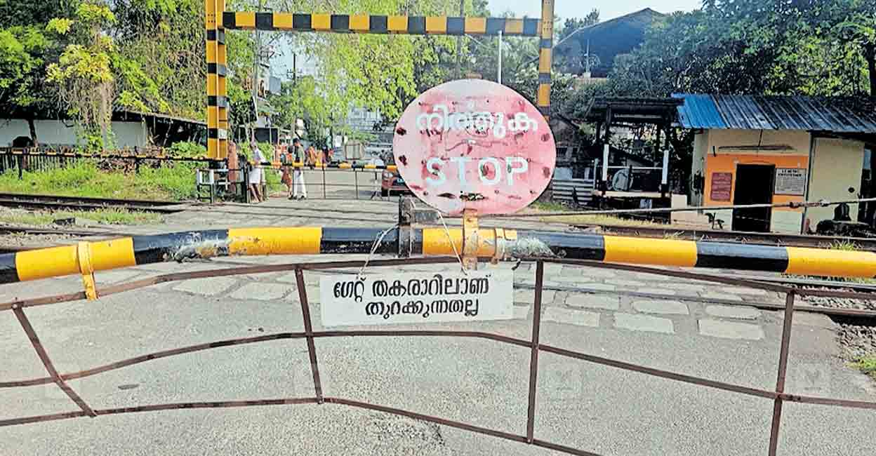 വാഹനം ഇടിച്ച് പോളയത്തോട് റെയിൽവേ ഗേറ്റ് തകർന്നു | Railway accident ...