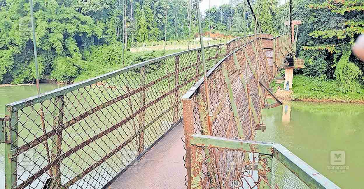 തൂക്കുപാലവും തകർന്നു; പുതിയ പാലം പണിയണം | Tharyanthop Kadavu bridge ...