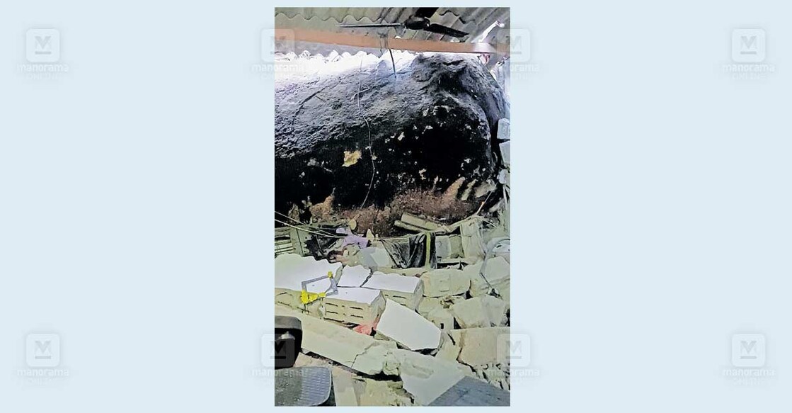 മാങ്കോട്ട് വീണ്ടും പാറ ഇളകി വീട്ടിലേക്ക് വീണു: ഭാഗിക നാശം | rockfall ...