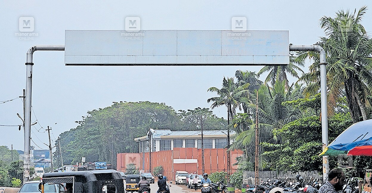 അലംഭാവത്തിന്റെ ദിശാസൂചന!; ദിശാ ബോർഡുകൾ പൂർണമായും മാഞ്ഞിട്ടു വർഷങ്ങളായി ...
