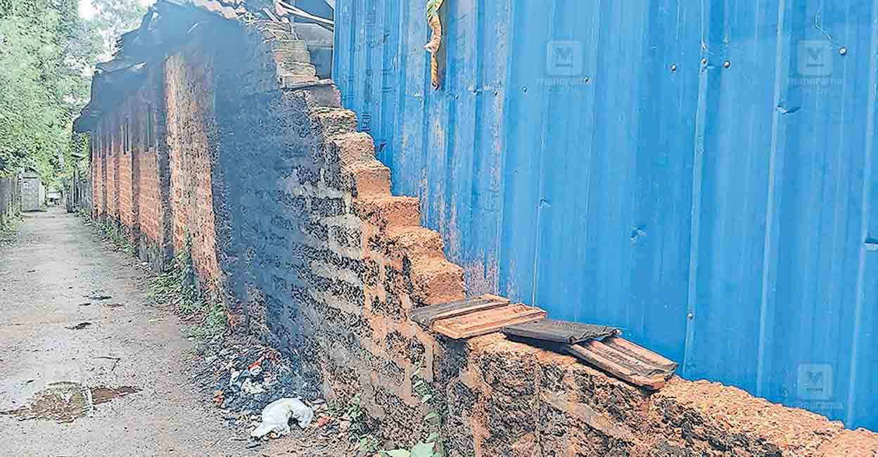 അപകട ഭീഷണിയായി കാപ്പെക്സ് ഫാക്ടറിയുടെ വീഴാറായ മതിൽ | perimeter wall ...