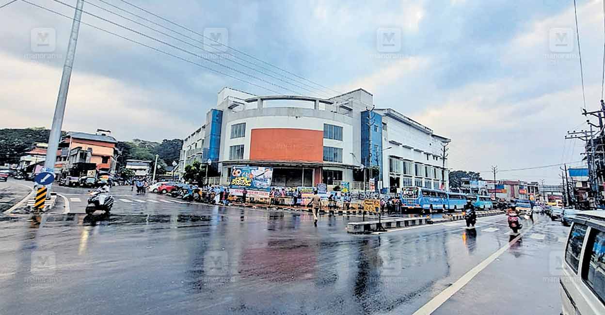 നിർമാണം തുടങ്ങി 7 വർഷം; ഇഴഞ്ഞിഴഞ്ഞ് പത്തനാപുരം ടൗൺ മാൾ നിർമാണം ...