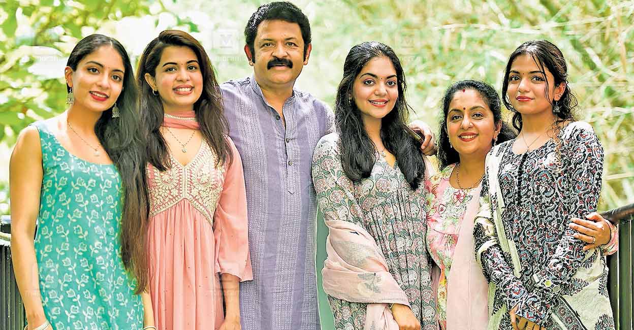 ക്ലൈമാക്സ് അടുക്കുമ്പോൾ താരവരവ്; കൃഷ്ണകുമാറിന് വോട്ടുതേടി ഭാര്യയും ...