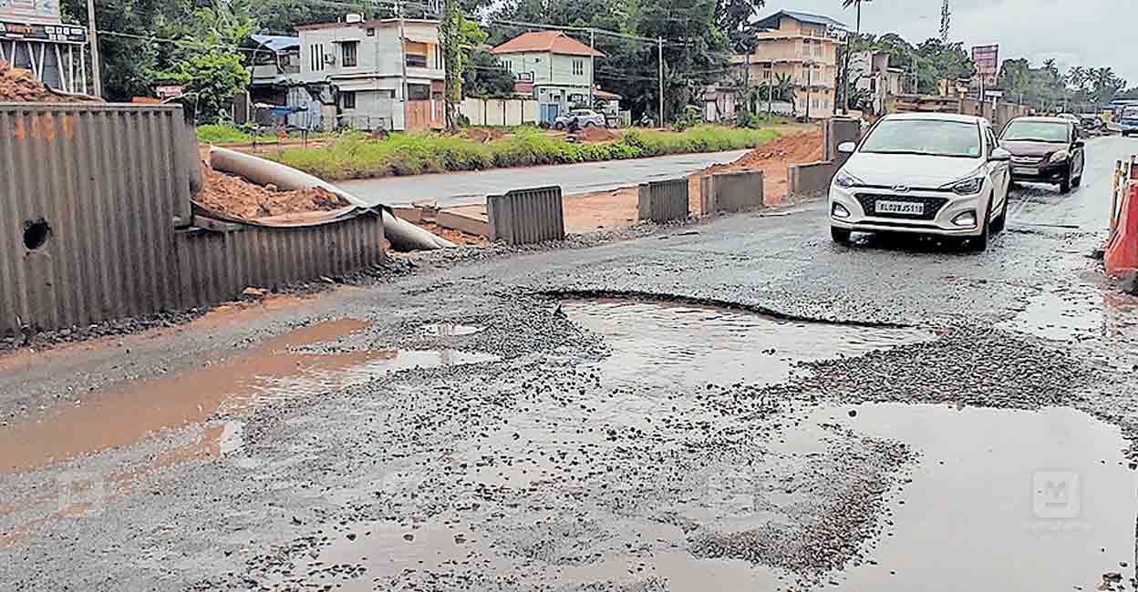 തോരാമഴയിൽ തകർന്ന് റോഡ്: ദേശീയപാതയിലെ യാത്ര ദുസ്സഹം