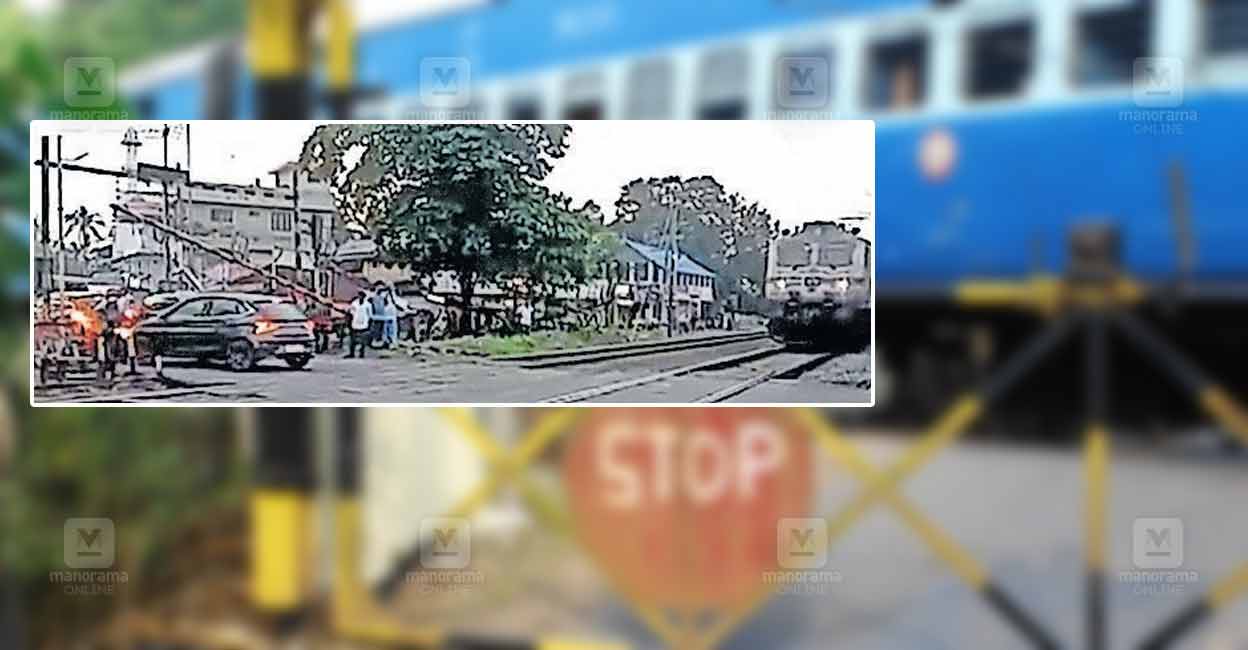 പാളത്തിൽ വാഹനം, സമീപം ട്രെയിൻ; കൊല്ലം കൂട്ടിക്കട റെയിൽവേ ഗേറ്റി ...