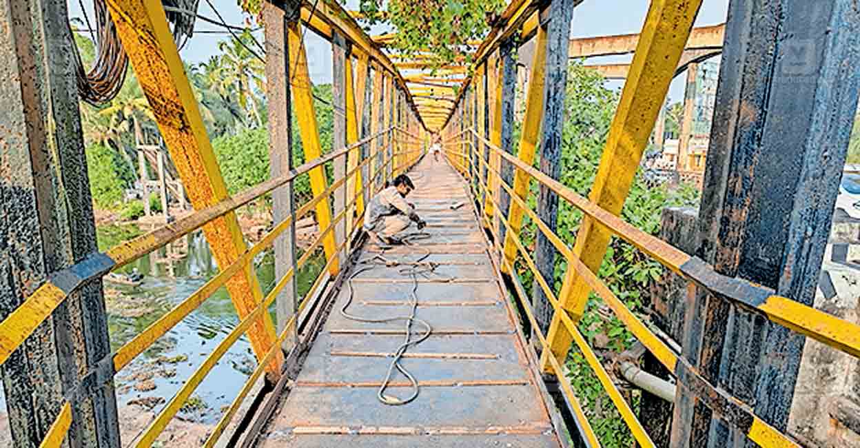 ചവറ ഇരുമ്പു നടപ്പാലം നന്നാക്കാൻ തുടങ്ങി | Chavara bridge repair ...