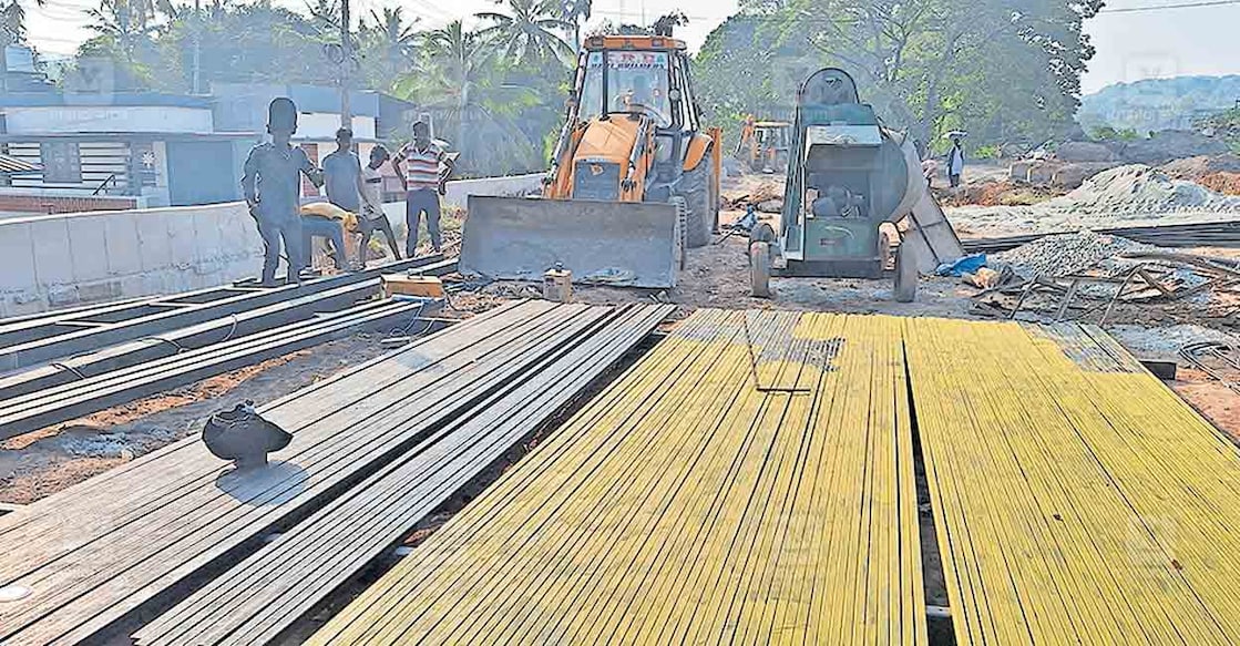 പുനലൂർ സ്റ്റേഷൻ: പ്രധാന കവാട ഗോപുരത്തിന്റെ പണികൾ തുടങ്ങി | Punalur railway station renovation ...