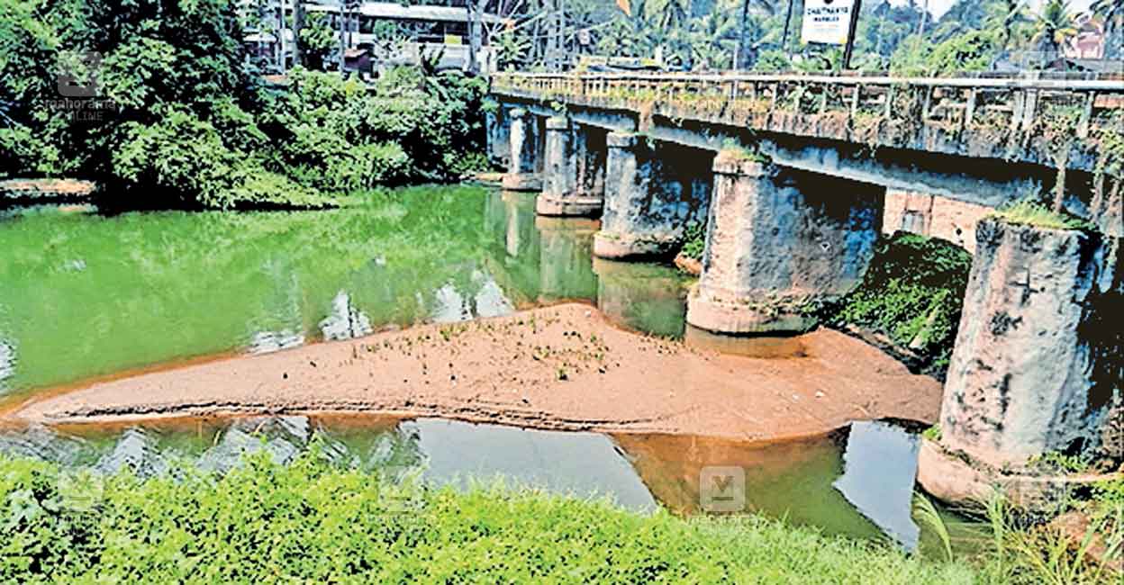 അമ്പലക്കടവ് പാലം പണി ഇഴയുന്നു; മണ്ണും ചെളിയും അടിഞ്ഞു: ക്ഷേത്ര ...