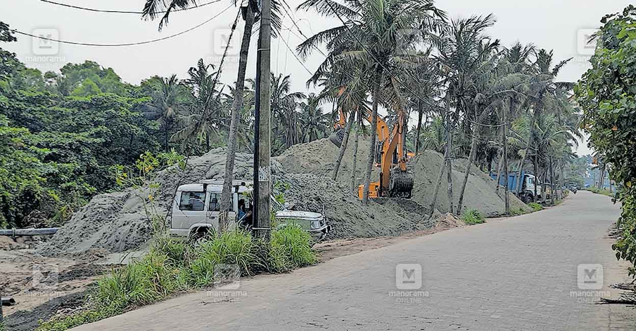 ദേശീയപാത നിർമാണം: പരവൂർ കായലിൽ നിന്ന് 2.2 മീറ്റർ ആഴത്തിൽ 3.2 ലക്ഷം ട ...