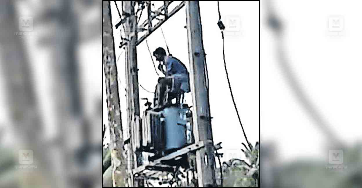 ട്രാൻസ്ഫോമറിൽ‍ കയറി യുവാവ്: താഴെ എത്തിച്ച് നാട്ടുകാർ | KSEB transformer ...