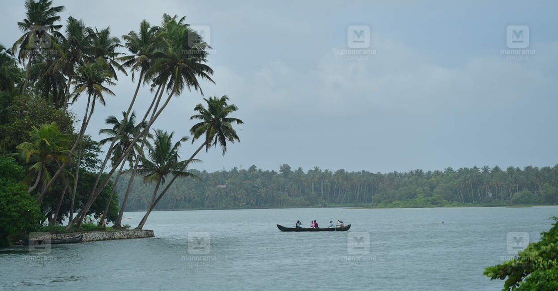 ദേശീയപാതയ്ക്കായി പരവൂർ കായലിൽനിന്ന് മണ്ണെടുപ്പ്: വ്യാപക പ്രതിഷേധം ...
